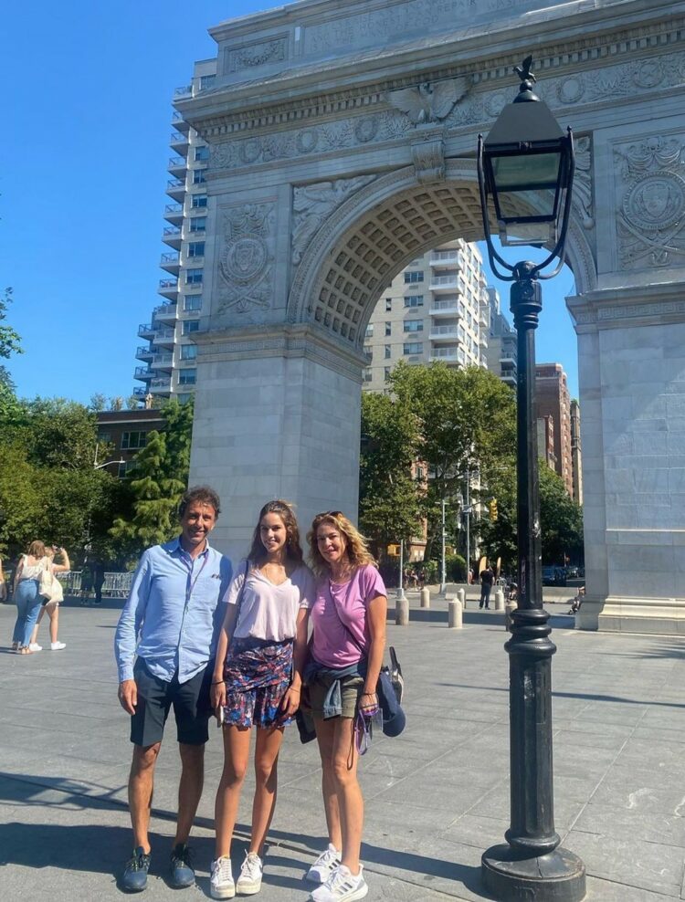 Claudia Gerini accompagna la figlia a New York insieme all'ex marito ...