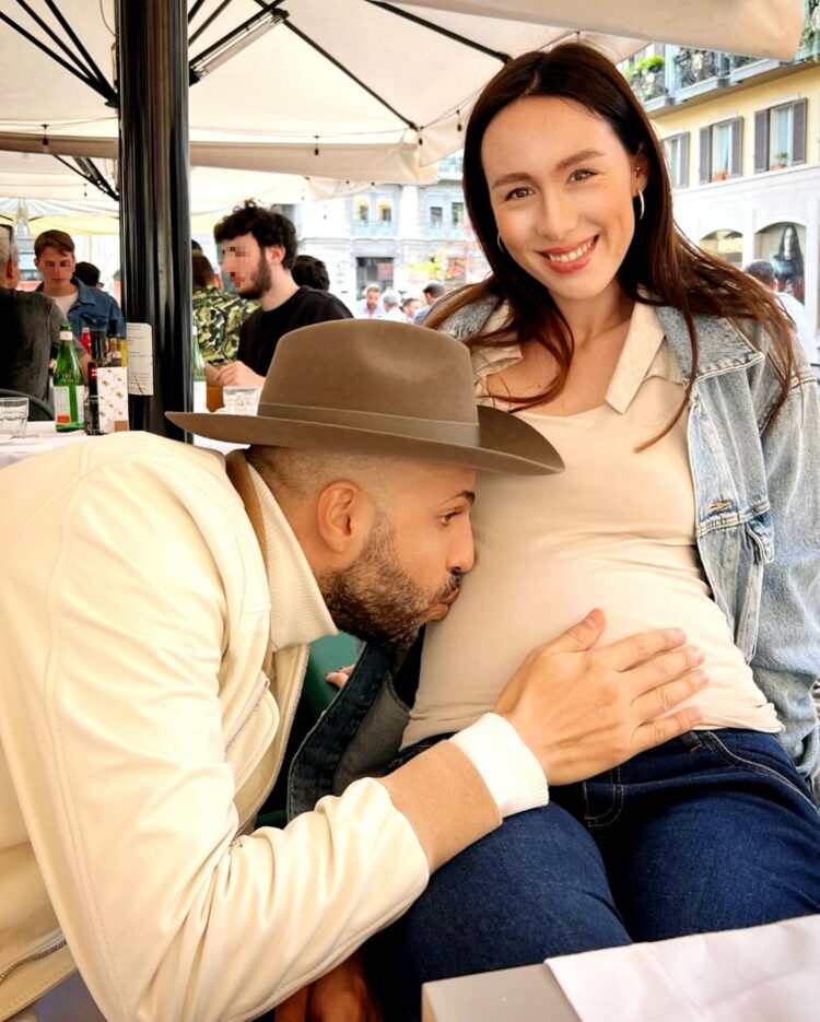 Il pancione di Aurora Ramazzotti cresce a vista d’occhio! Nuova foto con l’amico Jonathan che ...
