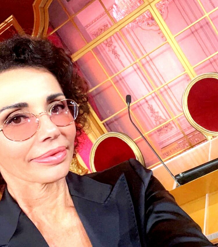 Vi ricordate Anna Carlucci? La sorella 61enne di Milly oggi lavora con ...