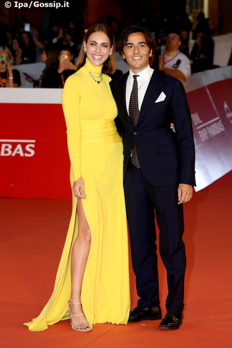 L'ex Miss Italia e attrice Miriam Leone sul red carpet col marito Paolo ...