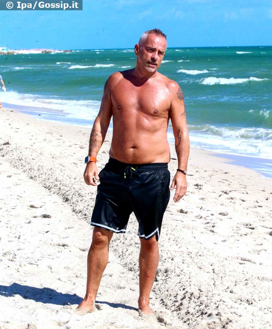 Eros Ramazzotti a quasi 60 anni mostra il fisico allenato in costume a ...