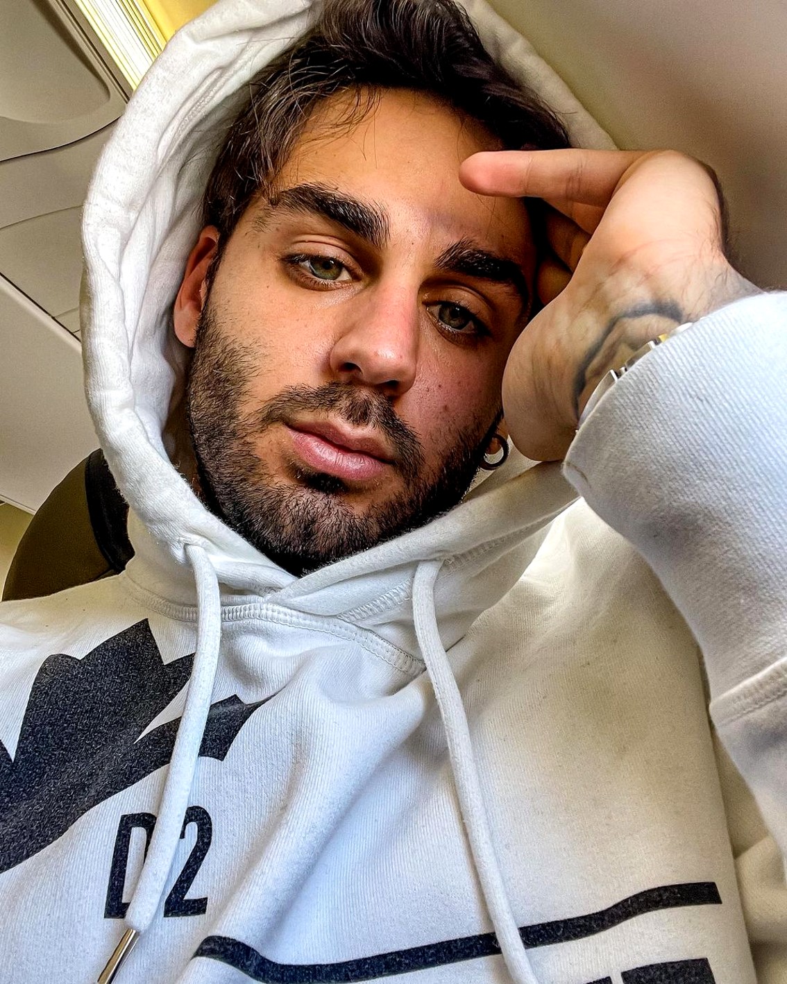 Alberto Urso si è trasferito all'estero su consiglio di Maria De ...