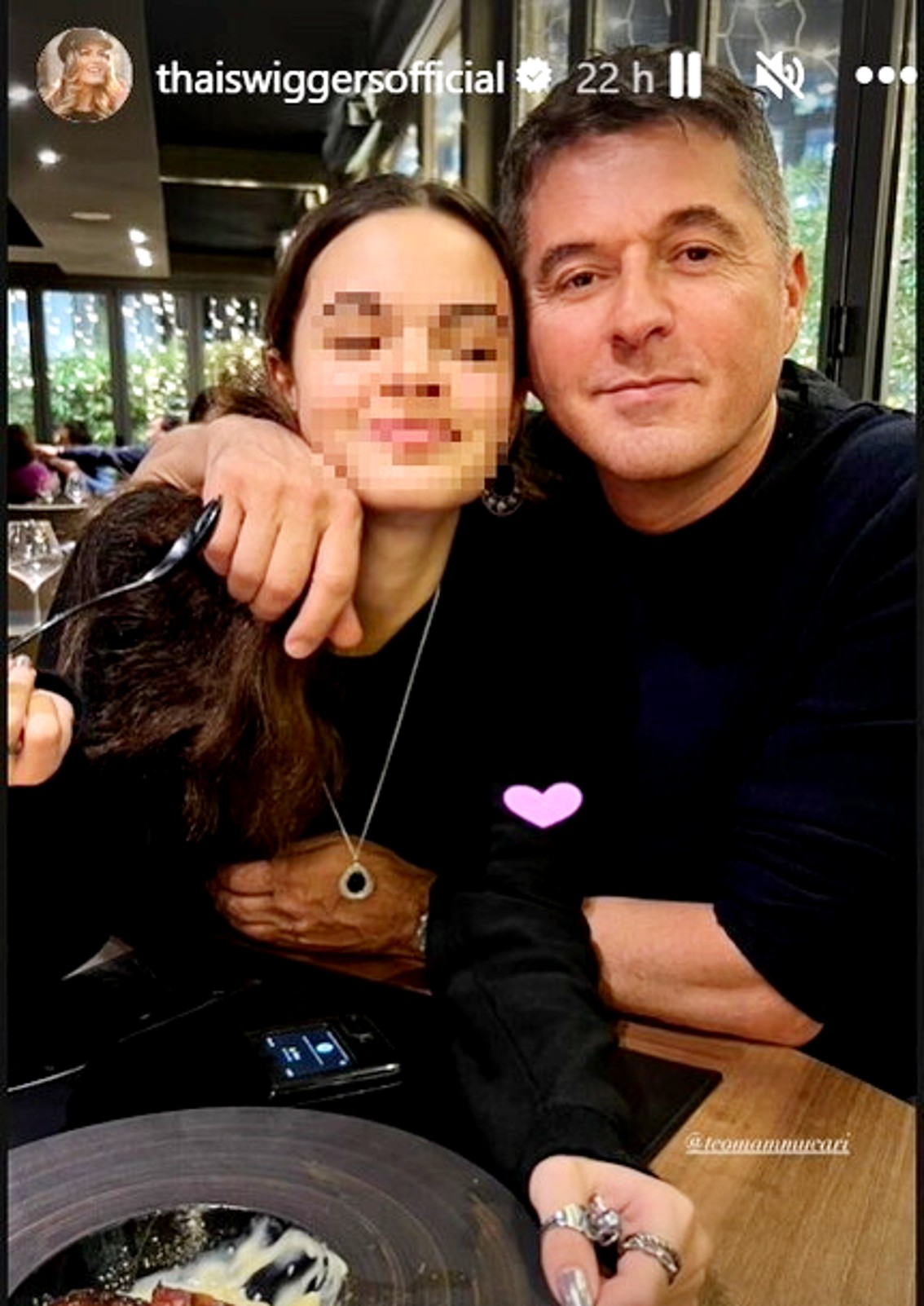 Teo Mammucari al ristorante con l'ex Thais Wiggers e la loro figlia ...