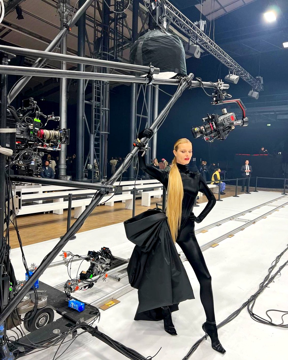 Eva Herzigova a 49 anni torna più bella che mai in passerella a Parigi ...