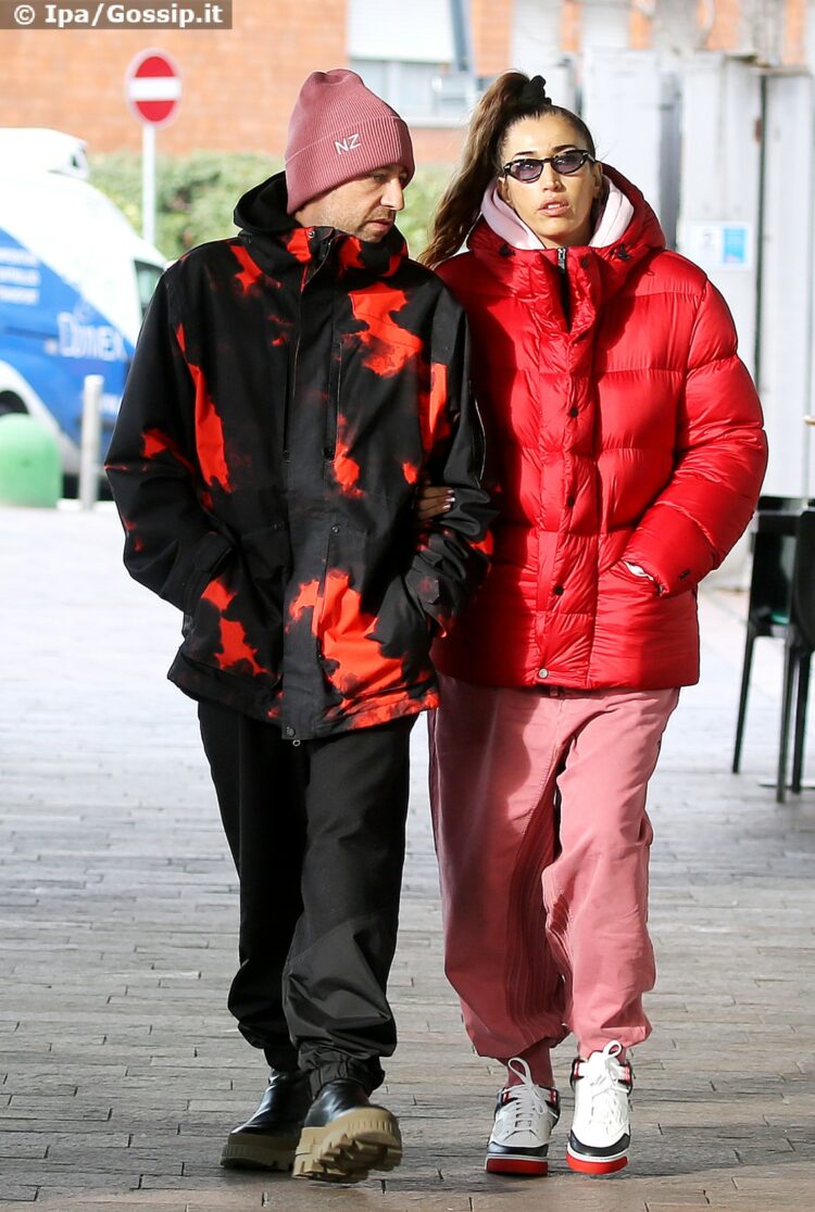 Nina Zilli dopo l'annuncio della gravidanza nasconde il pancione con ...