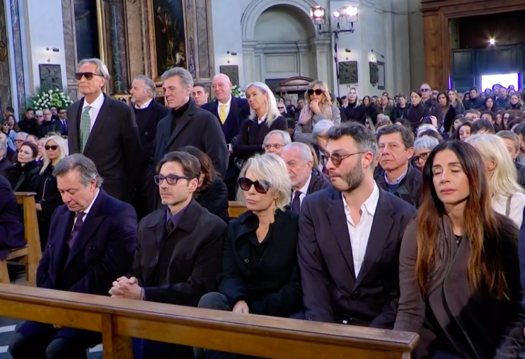 Maria De Filippi al funerale di Maurizio Costanzo scortata dal suo ...