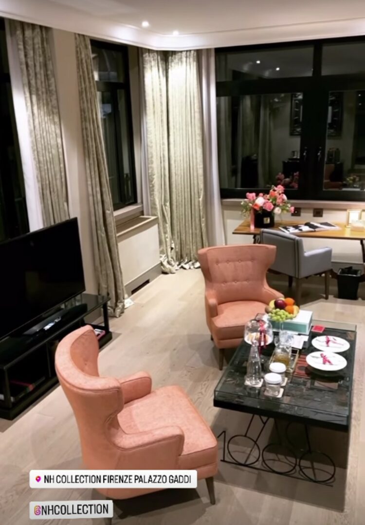 Ilary Blasi a Firenze con la madre: l'hotel l'accoglie con la stanza ...