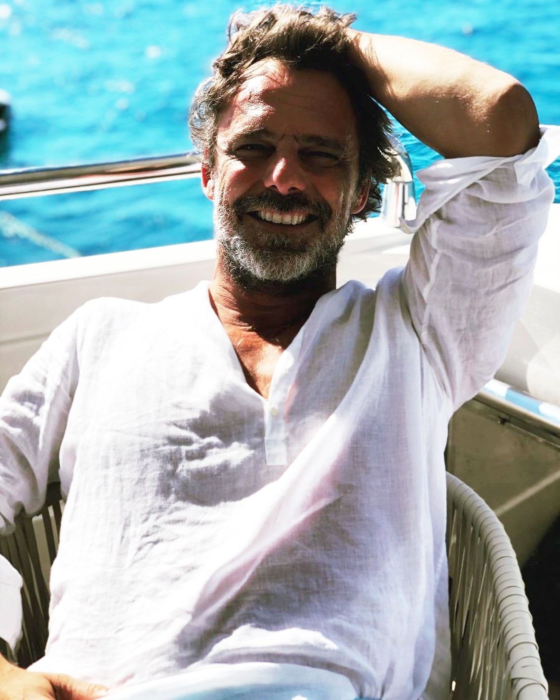 L'attore Alessandro Preziosi paparazzato mentre bacia una nota designer ...