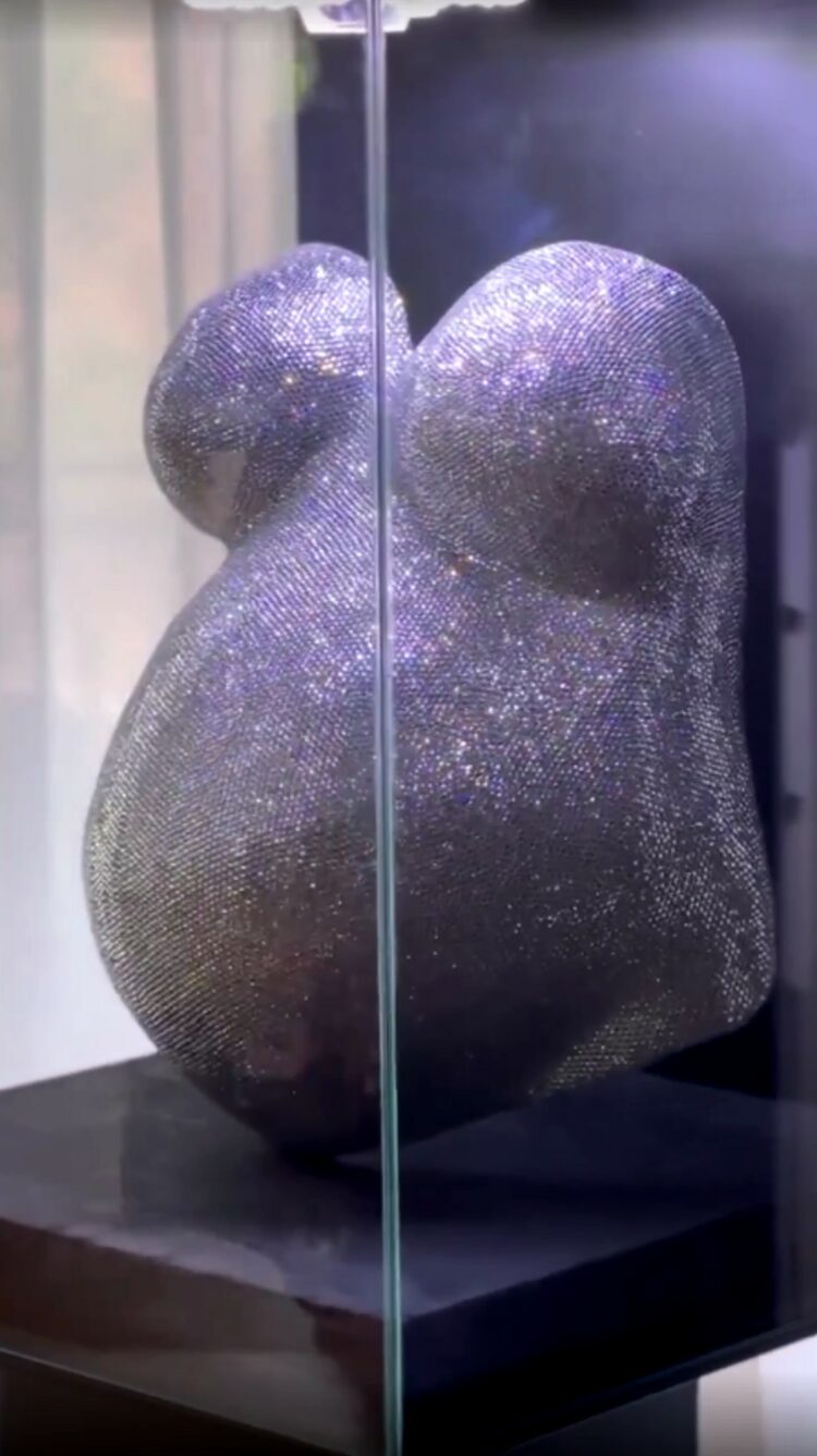 Chiara Nasti mostra orgogliosa il calco in gesso del suo pancione ricoperto di Swarovski ...