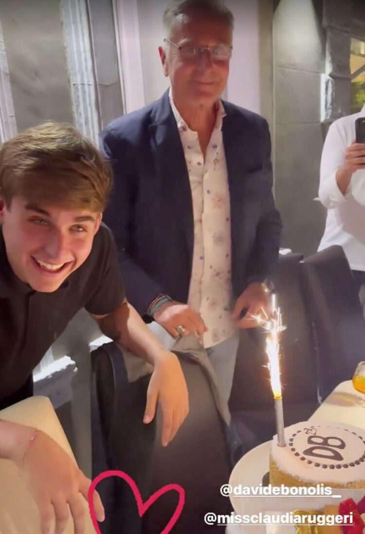 Sorrisi, torte e tante risate: Paolo Bonolis e Sonia Bruganelli ...