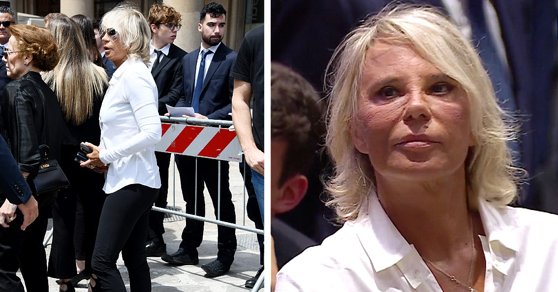 Maria De Filippi al funerale di Silvio Berlusconi vestita di bianco ...