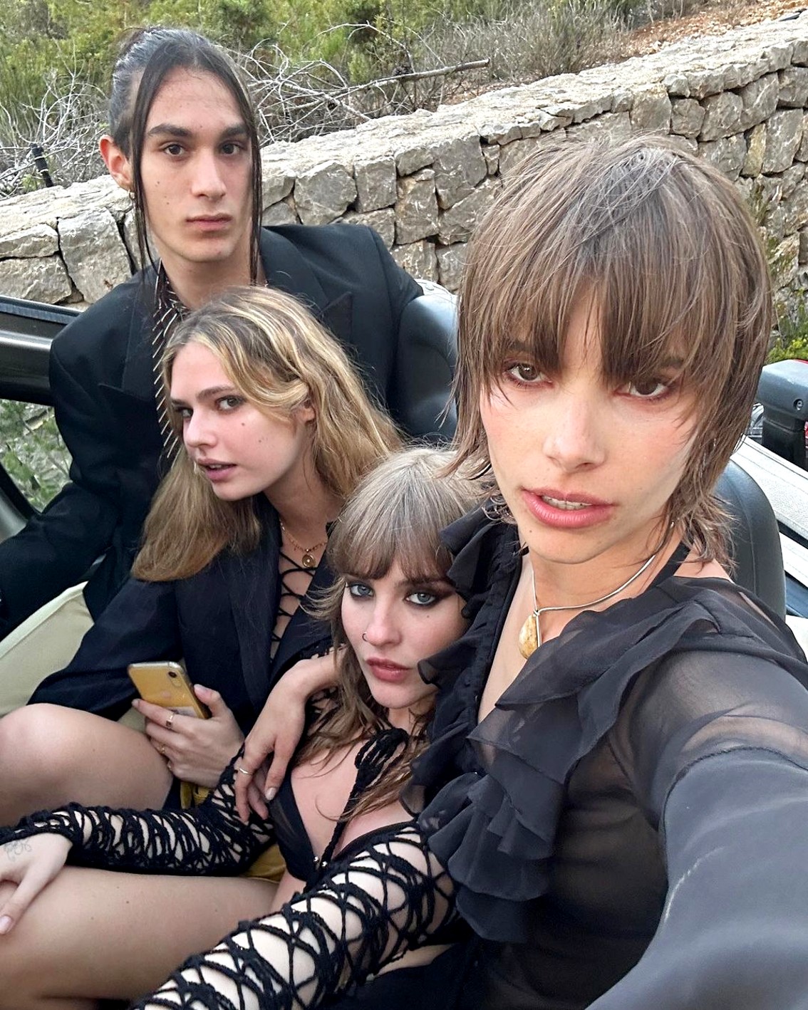 Victoria De Angelis dei Maneskin in vacanza con la nuova fidanzata Luna ...