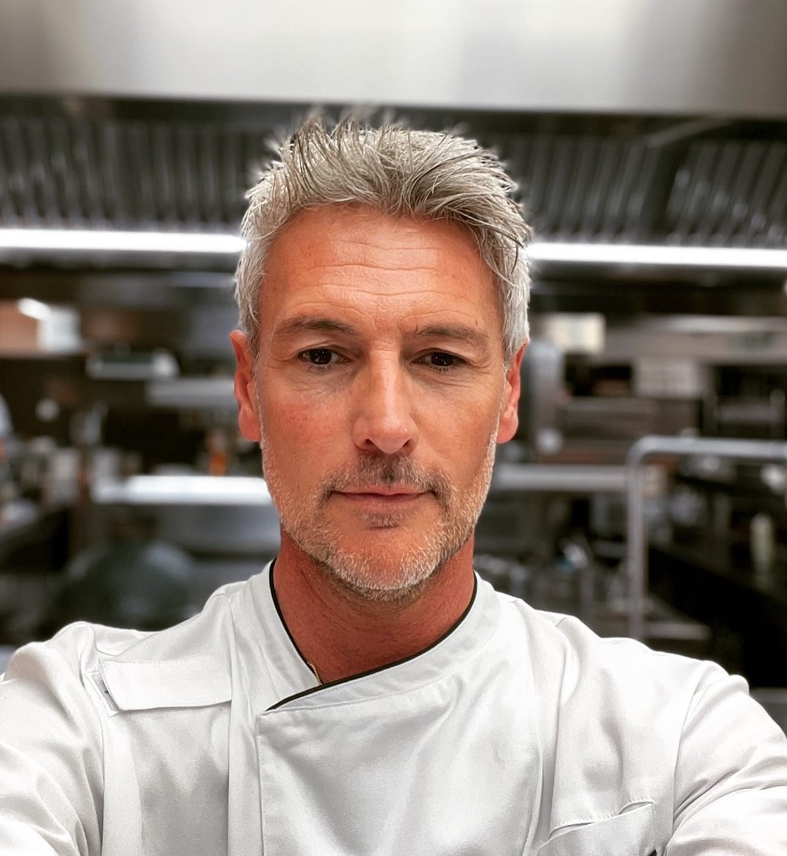 ''Prima di lei le mie storie duravano solo 2 anni'': Roberto Farnesi ...