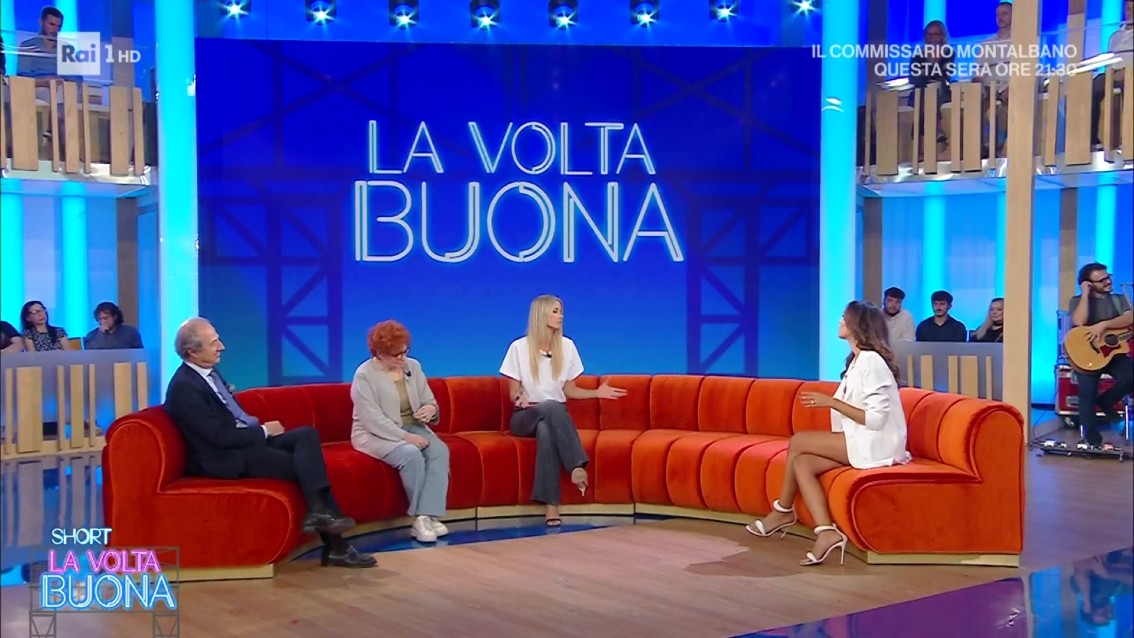 Caterina Balivo ha chiamato nel suo nuovo programma Rai l'amica Elena Santarelli: la bionda ...