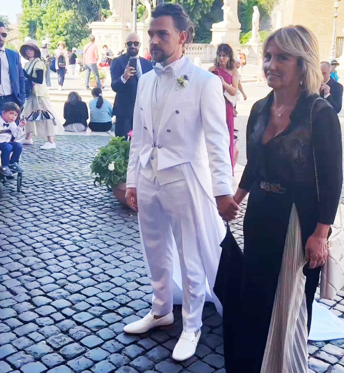 Valerio Scanu ha sposato il compagno Luigi a Roma: l'album del ...