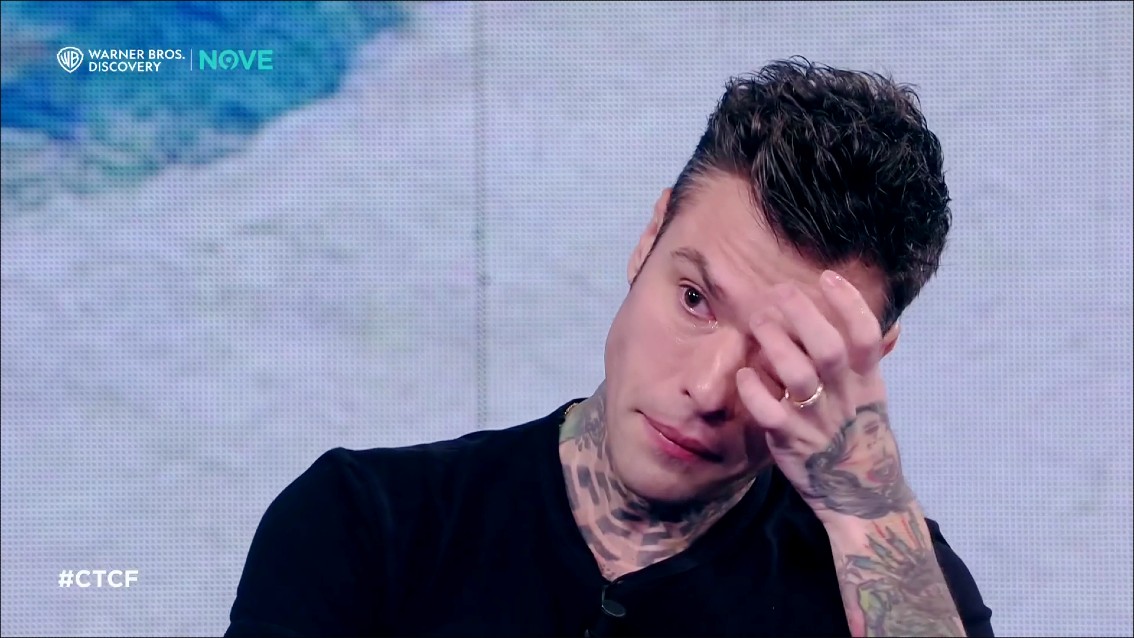 Fedez torna per la prima volta in diretta tv dopo i chili persi e il ...