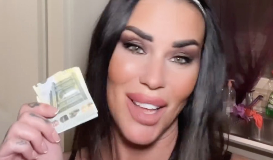 ''La faccia da zozza la devi fare'': Antonella Mosetti parla del suo ...