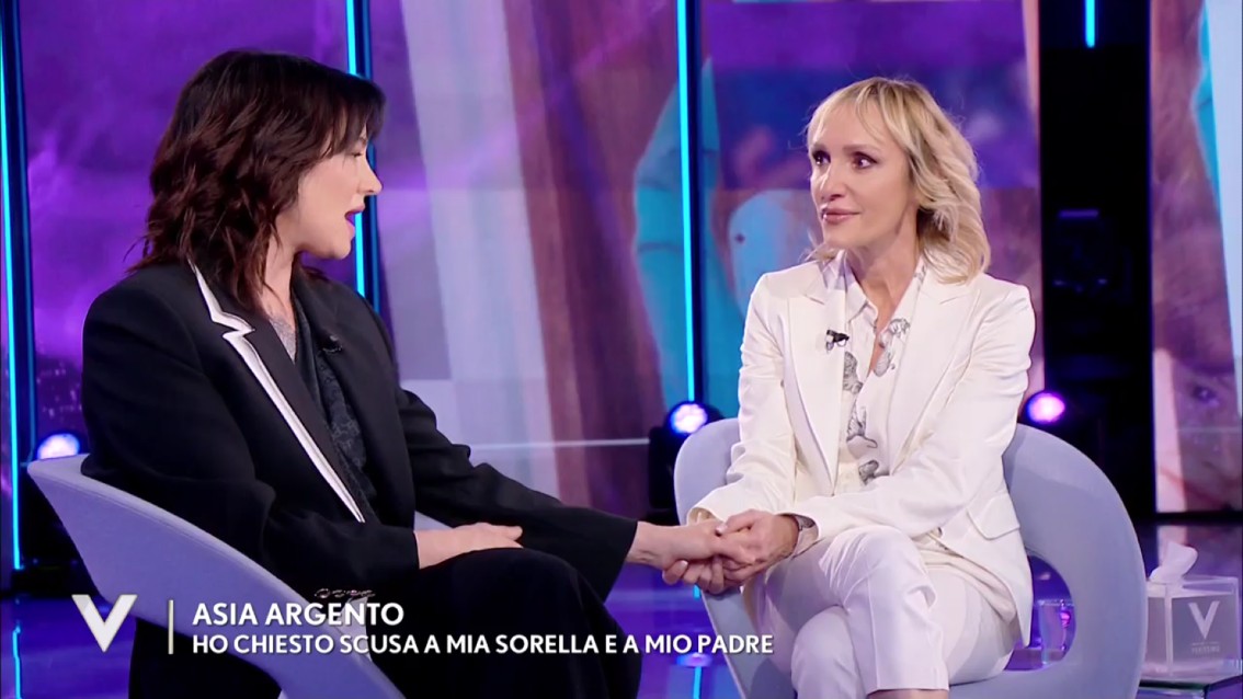 Asia Argento chiede perdono alla sorella Fiore in tv e si emoziona ...