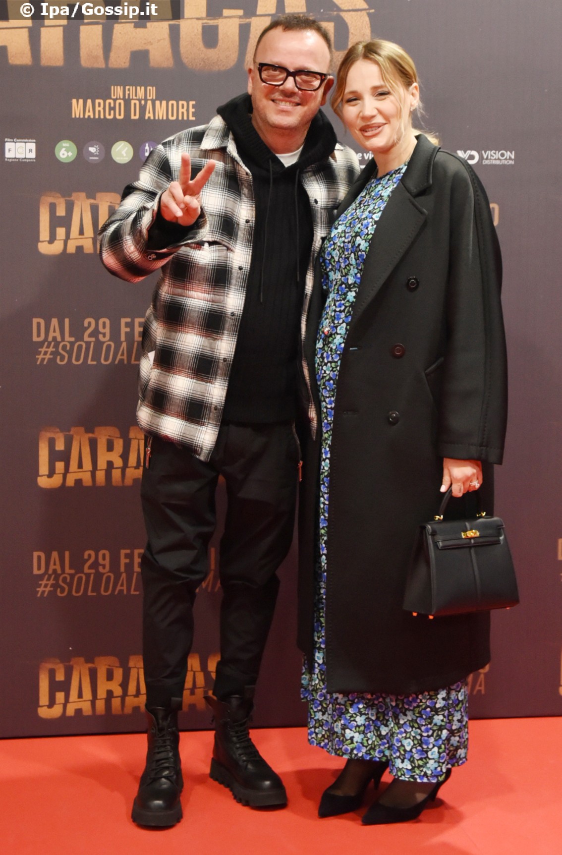 Gigi D'Alessio con la giovane compagna Denise incinta sul red carpet ...