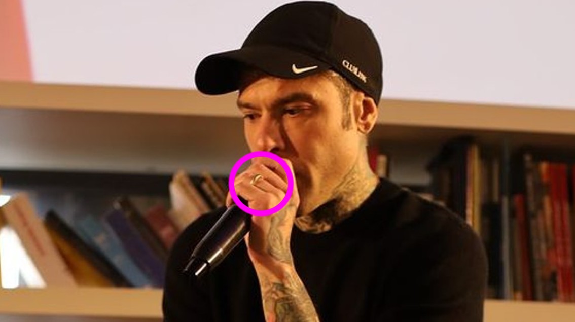Fedez ricompare in pubblico con la fede, dopo averla tolta nei giorni ...