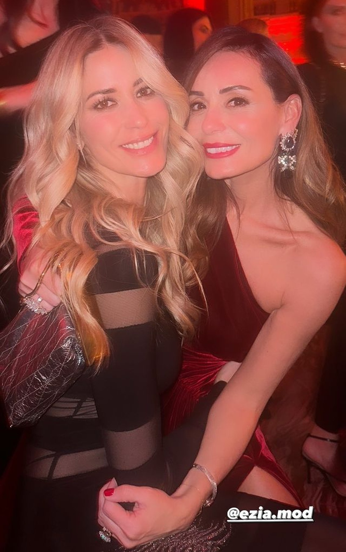 Alessia Marcuzzi, Elena Santarelli, Federica Nargi e altre vip festeggiano i 50 anni della pr ...