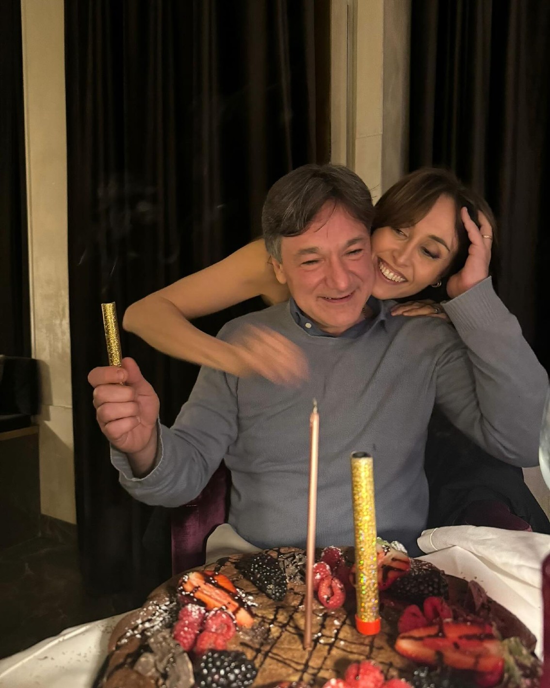 Le foto del compleanno di Fabio Caressa che ha festeggiato 57 anni con la moglie Benedetta ...