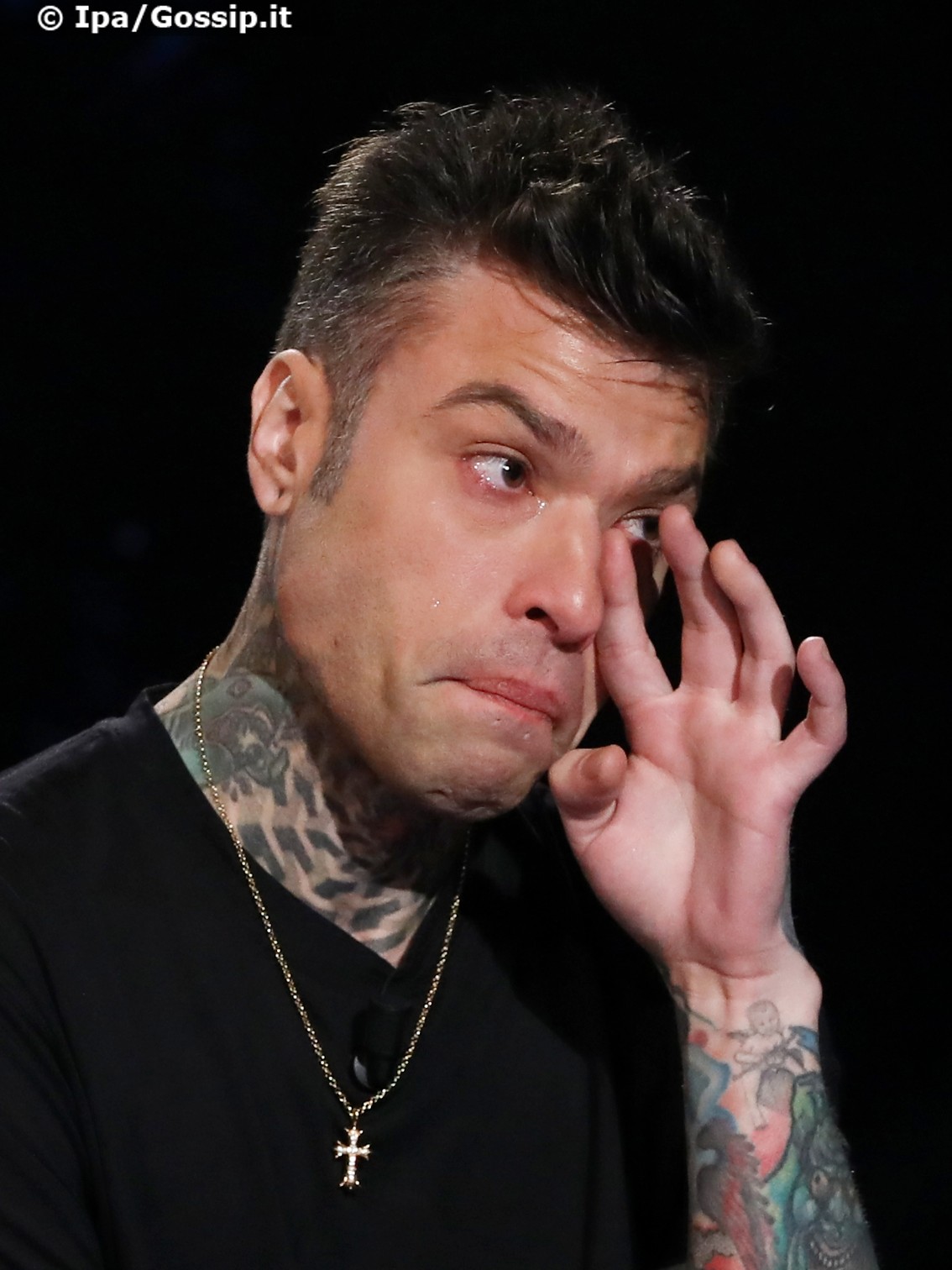 Fedez in lacrime a Belve, le prime immagini del rapper che piange ...