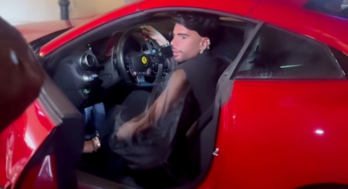 Federico Fashion Style arriva all'evento in Ferrari accolto come una ...