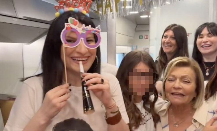 ''Le regine non invecchiano'': Laura Pausini compie 50 anni e la prima ...