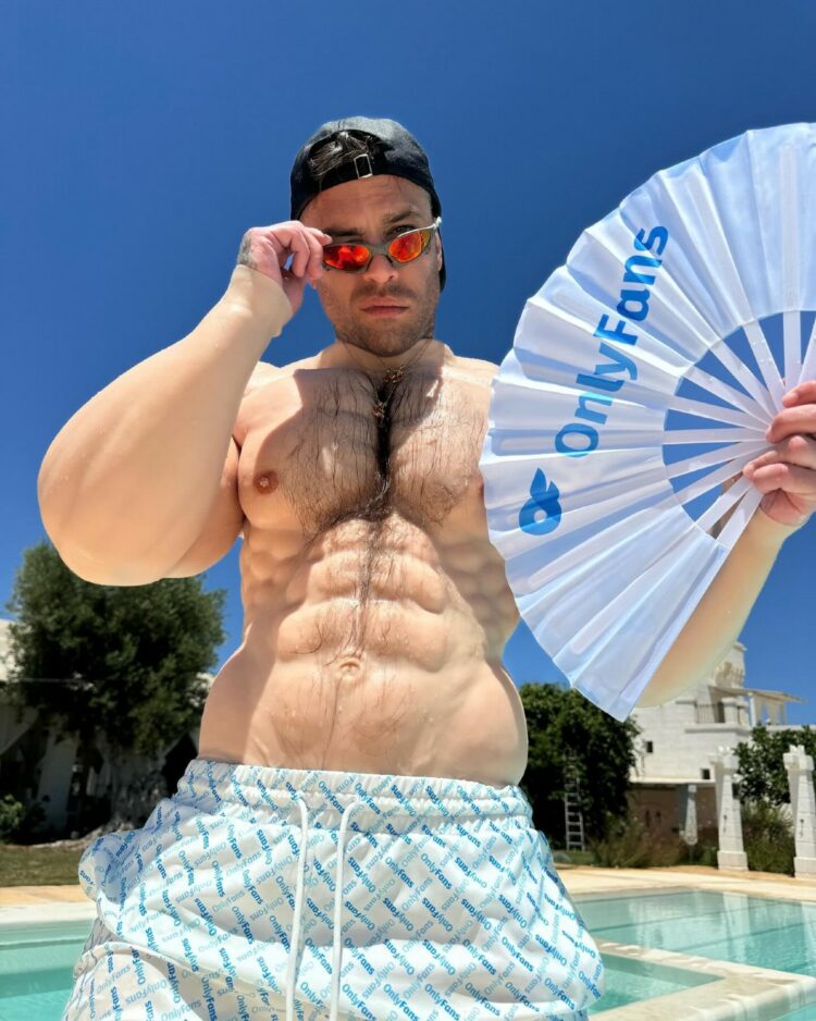 Fedez inaugura il profilo OnlyFans con le foto in ‘tuta da body builder’ e spiega come ...