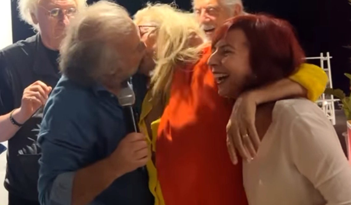 Mara Venier festeggia i 74 anni di Jerry Calà con tanto di bacio sulla ... Mara Venier festeggia i 74 anni di Jerry Calà con tanto di bacio sulla ...