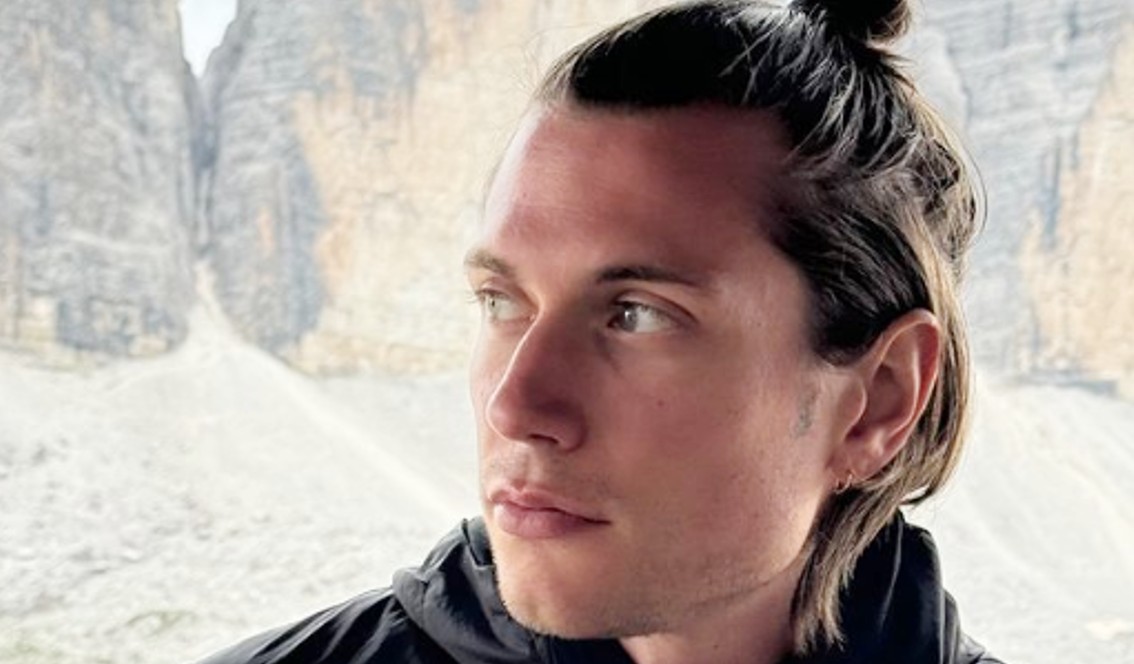 Benjamin Mascolo, nuova vita e nuovo look: il cantante in vacanza ...