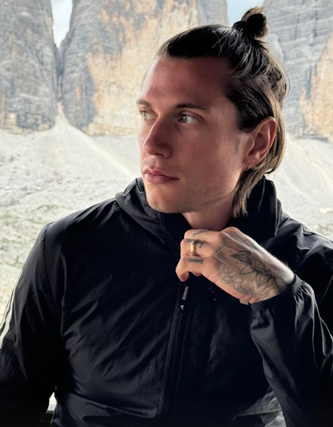 Benjamin Mascolo, nuova vita e nuovo look: il cantante in vacanza ...