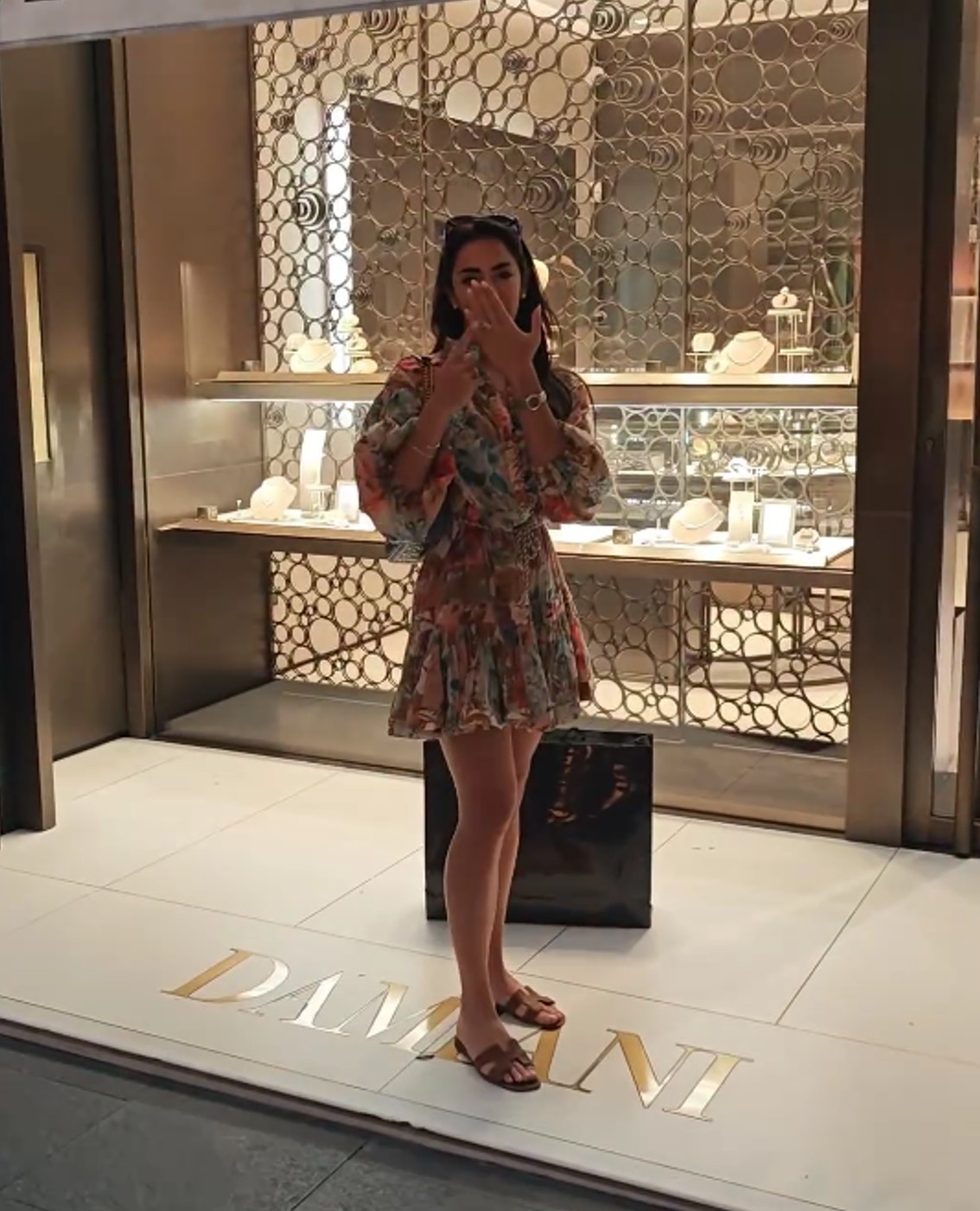 Gianmarco Tamberi costretto dalla moglie ad entrare da Damiani per ...