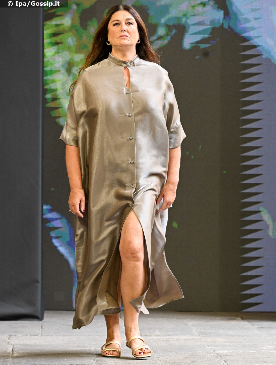 La mamma di Belen e Cecilia Rodriguez, Veronica Cozzani, debutta in ...