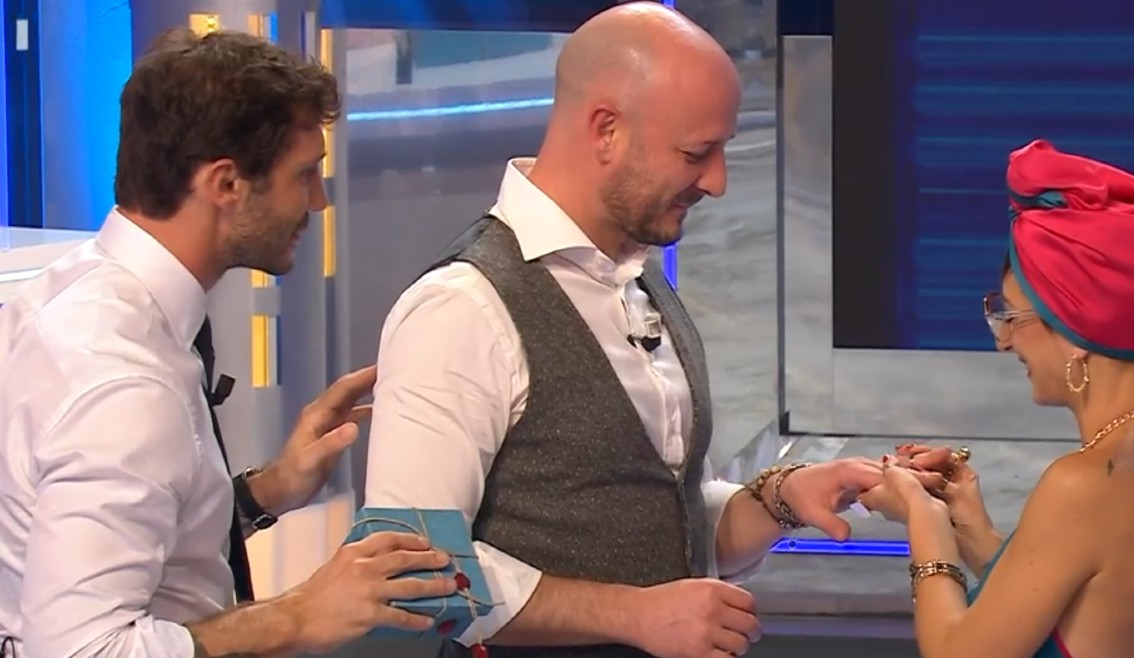 Stefano De Martino organizza una proposta di nozze ad 'Affari Tuoi ...