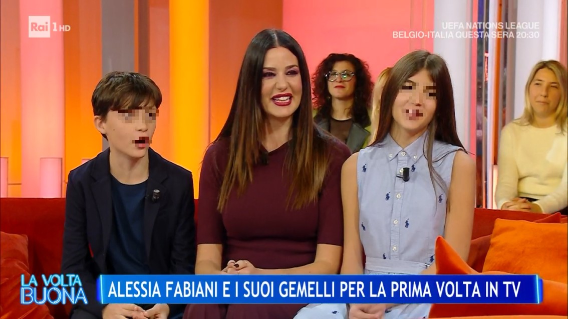 Alessia Fabiani per la prima volta in tv con i figli gemelli Kim e ...