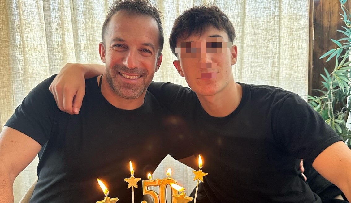 Alessandro Del Piero compie 50 anni: la foto davanti alla torta col ...