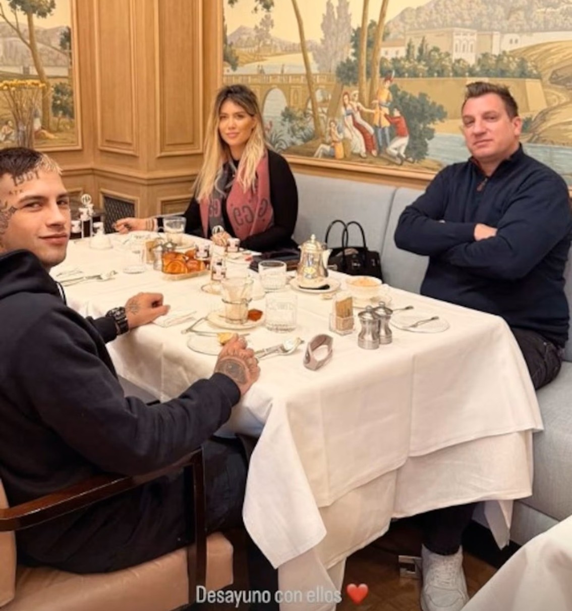Wanda Nara a tavola con l'ex marito e il nuovo giovanissimo fidanzato ...