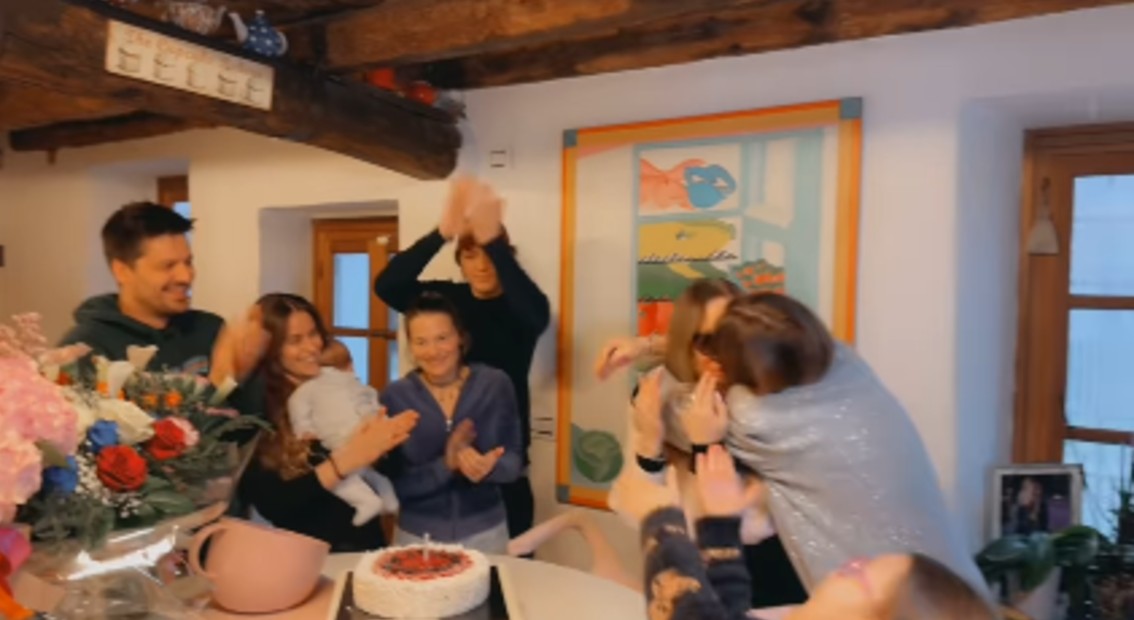 Ornella Muti con tutti i figli e nipoti a pranzo per i suoi 70 anni: si ...