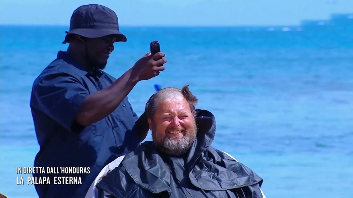 Mario Adinolfi irriconoscibile all'Isola dei Famosi: si fa rasare i ...