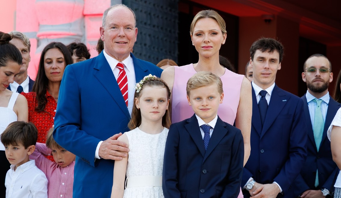 Alberto di Monaco con la moglie Charlène e i due figli gemelli di 10 ...