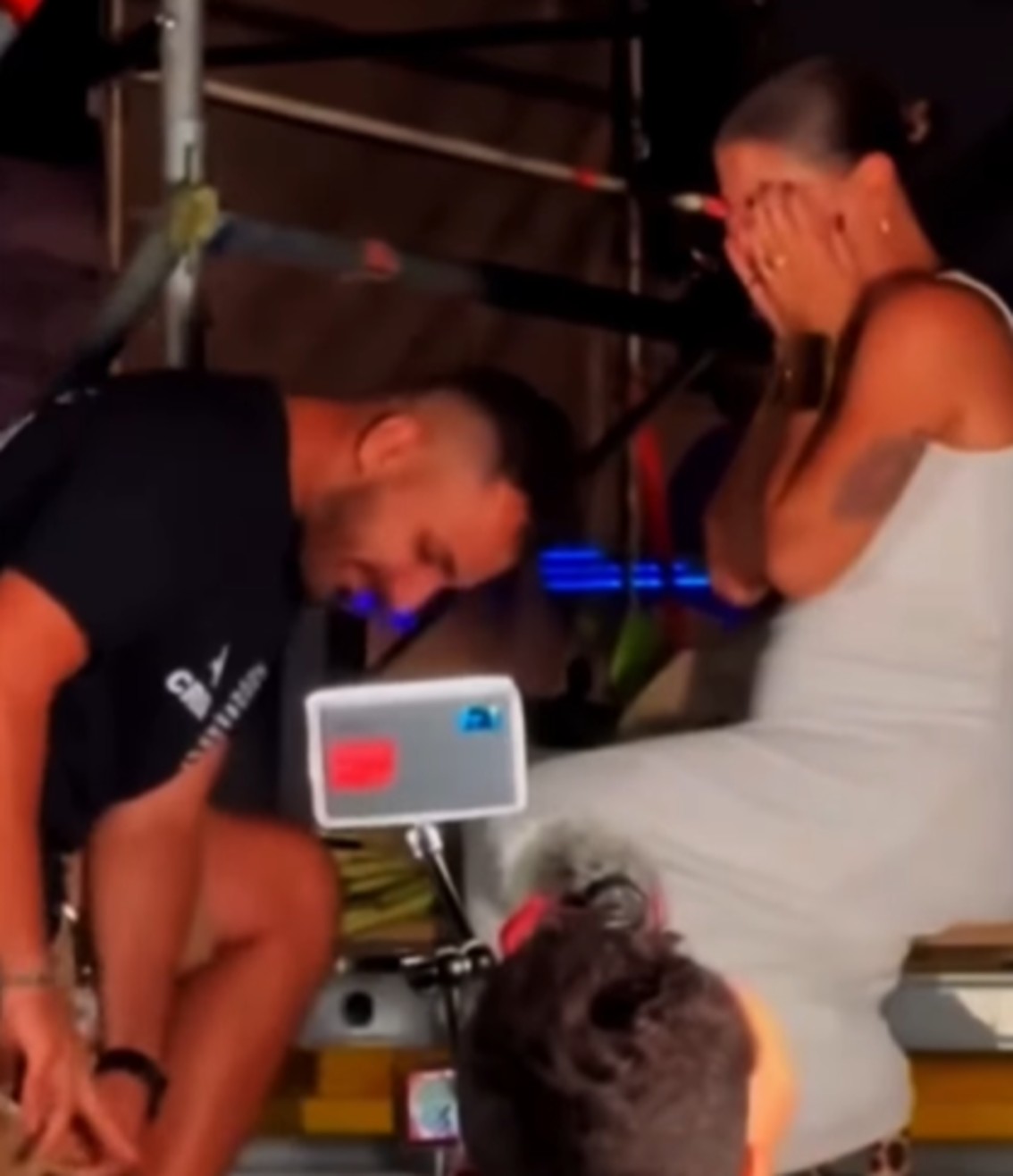 Alessandra Amoroso, incinta, riceve la proposta di nozze a sorpresa durante l'ultima data del ...