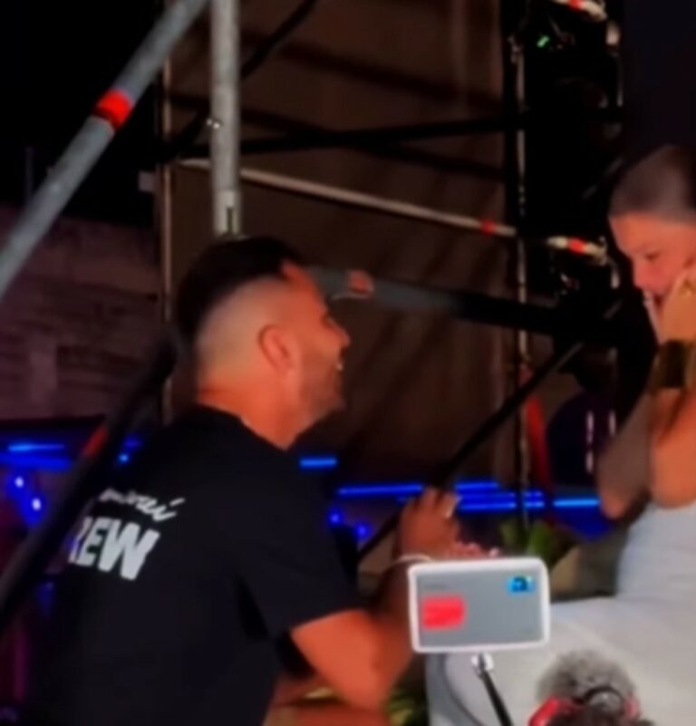 Alessandra Amoroso, incinta, riceve la proposta di nozze a sorpresa durante l'ultima data del ...