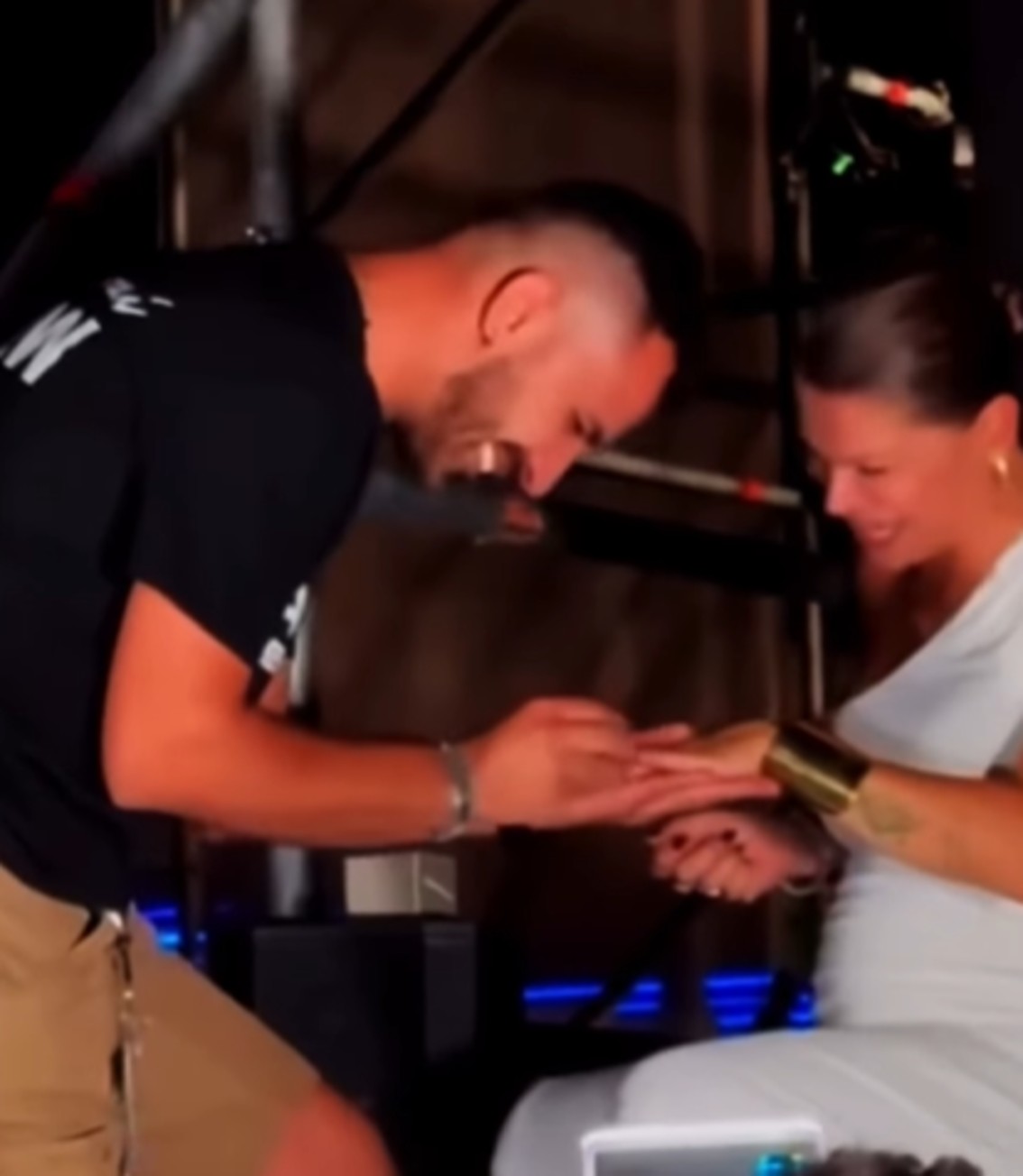 Alessandra Amoroso, incinta, riceve la proposta di nozze a sorpresa durante l'ultima data del ...