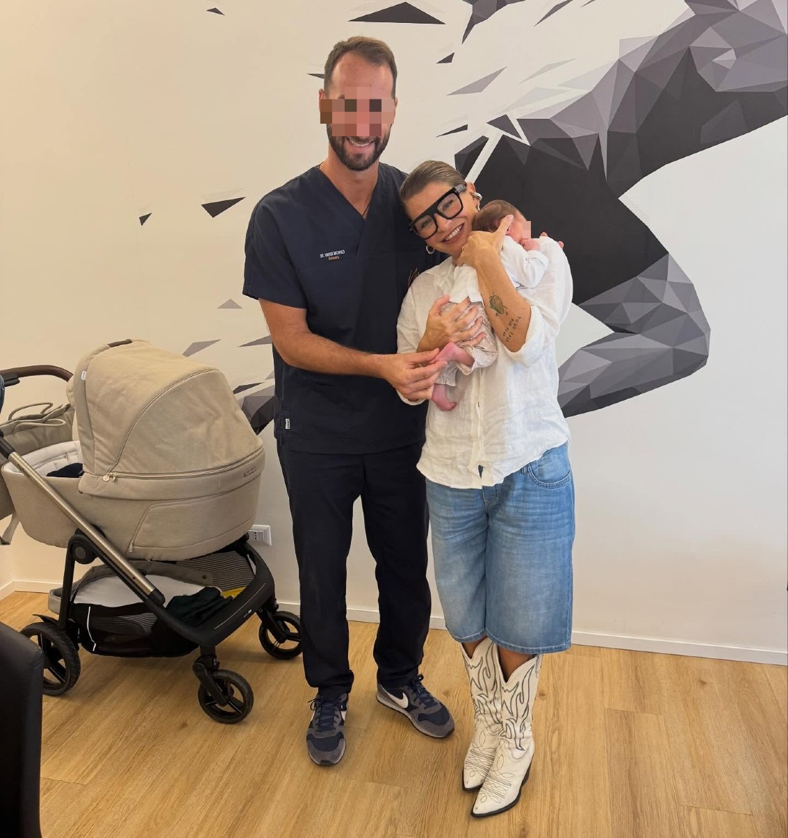 Alessandra Amoroso porta la figlia Penelope, di soli 25 giorni, dall ...