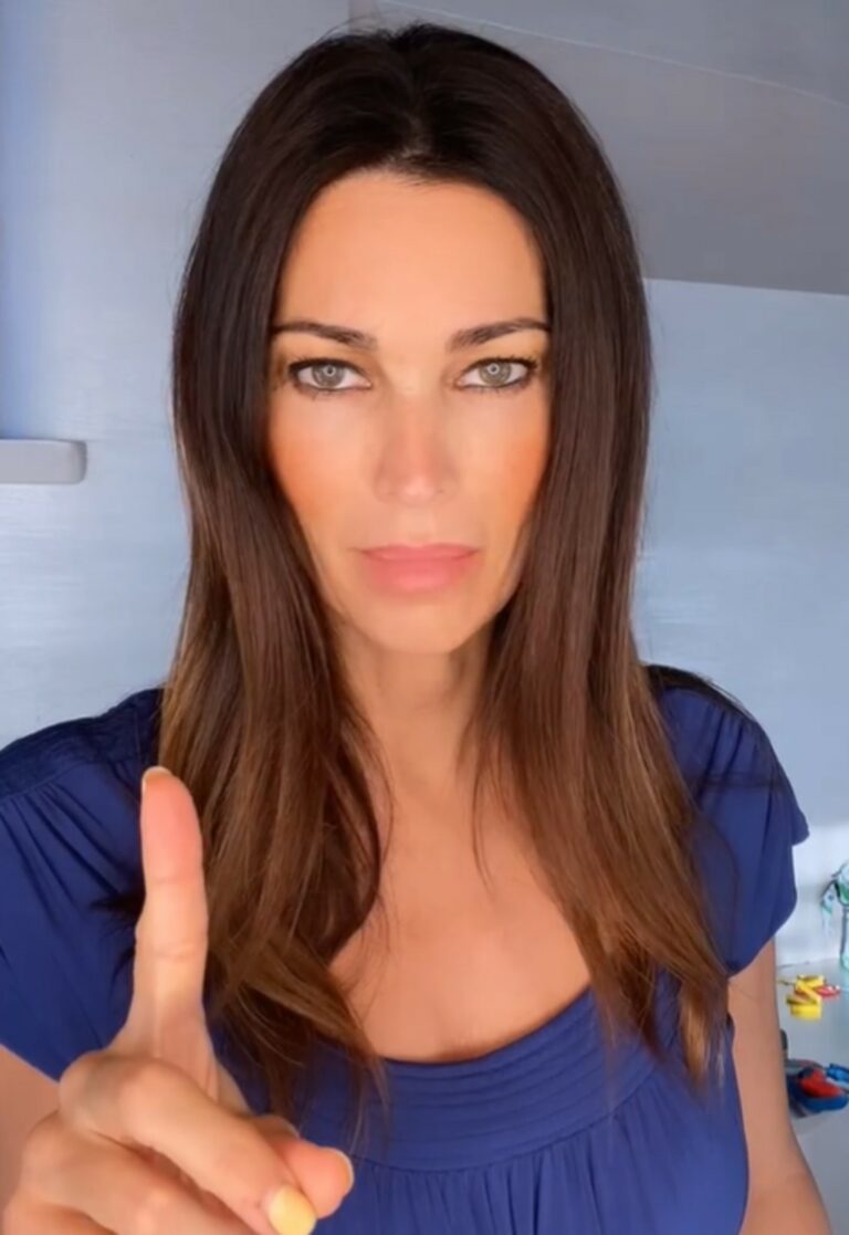 "Chi ti ama non ti usa, non ti ferisce e non ti tradisce": Manuela Arcuri si separa dal marito ...