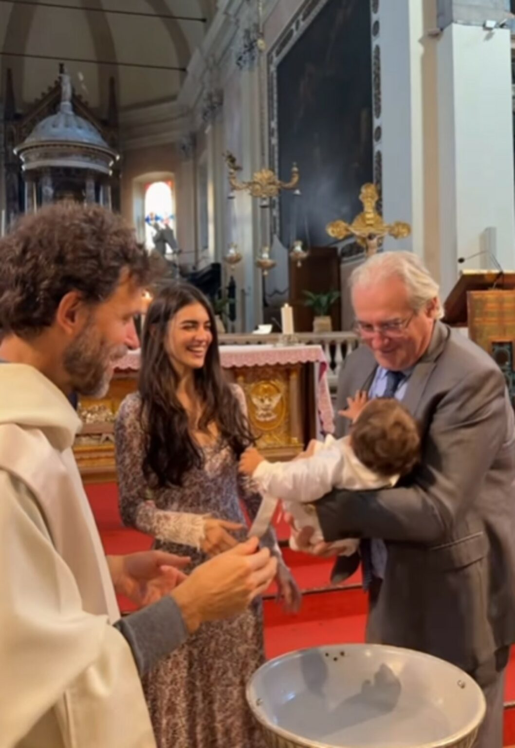 Fabrizio Corona e Sara Barbieri battezzano il figlio Thiago a Milano: ecco chi è il padrino, le ...