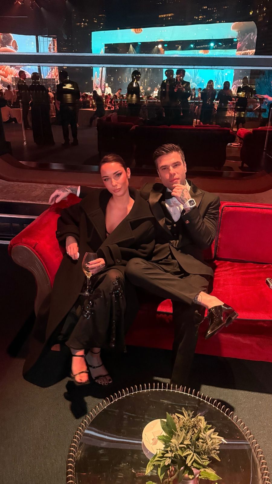 Fedez e la fidanzata Giulia Honegger mondanissimi a Milano: i due ...